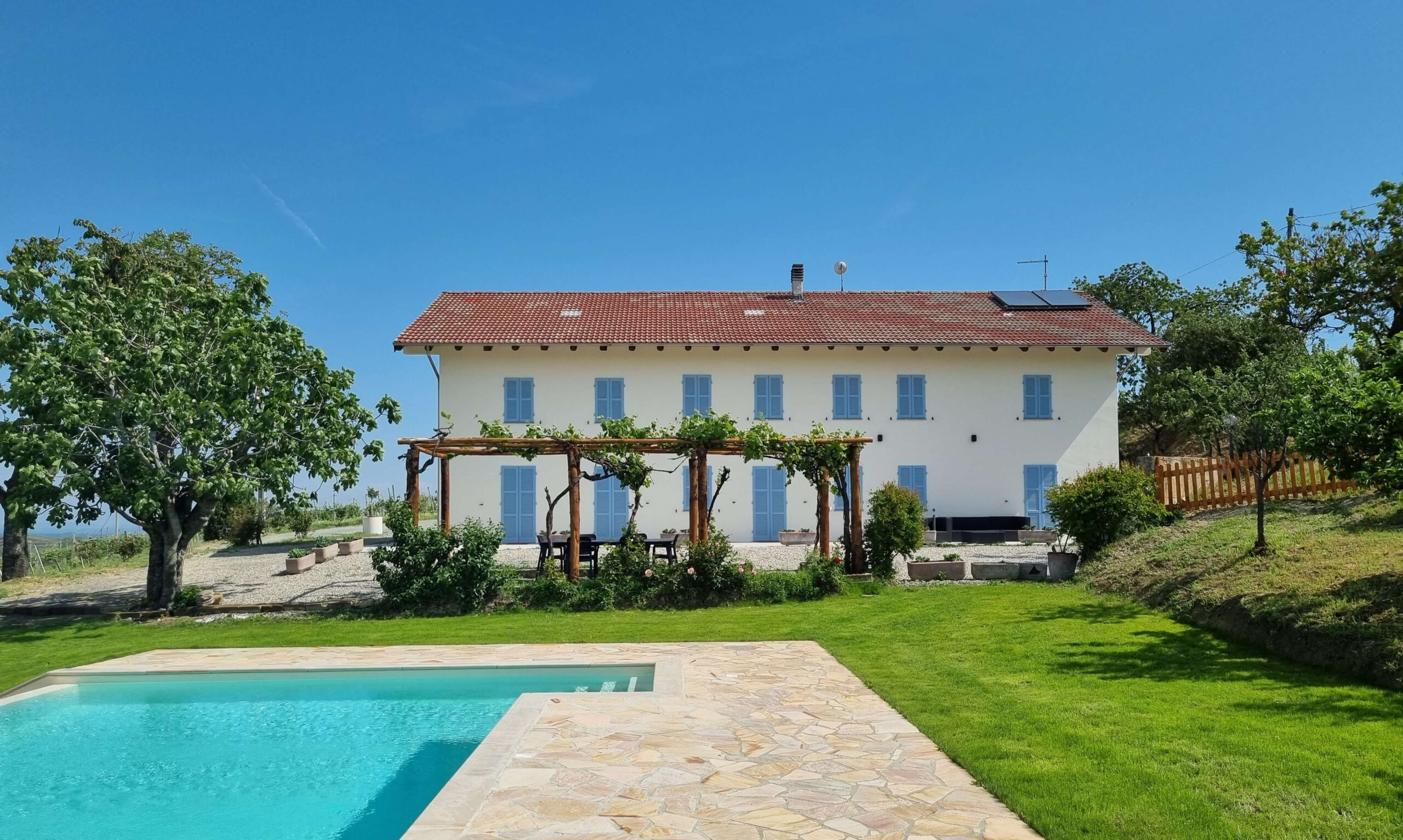 Stor, klassisk villa med infinity pool og fantastisk udsigt over vinmarker